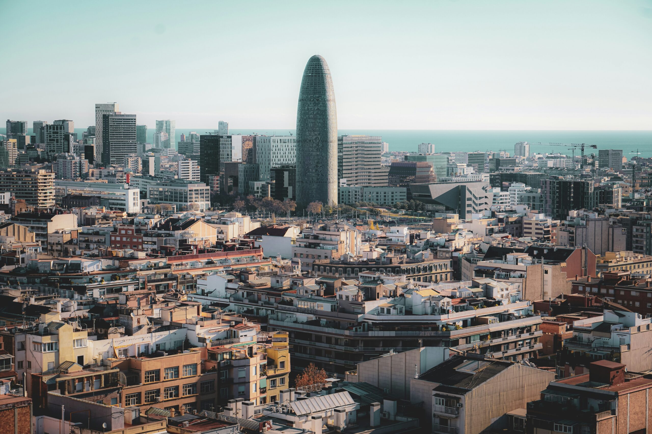 Cortar los suministros a OKUPAS dejaría de ser delito en Barcelona | Housfy